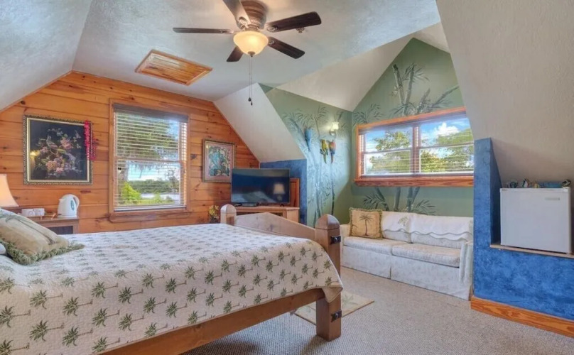 Cabin On The Lake - DeLand, FL