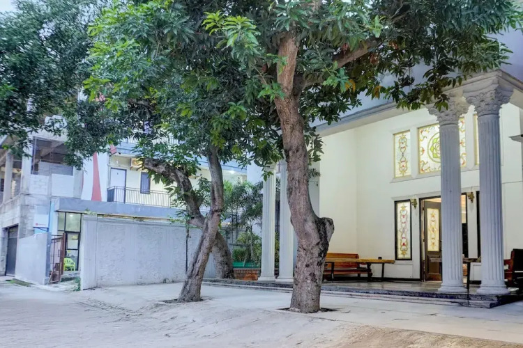 Hotel O Stasiun Cirebon Kejaksan Near Alun Alun Cirebon Formerly Family Homestay - Cirebon