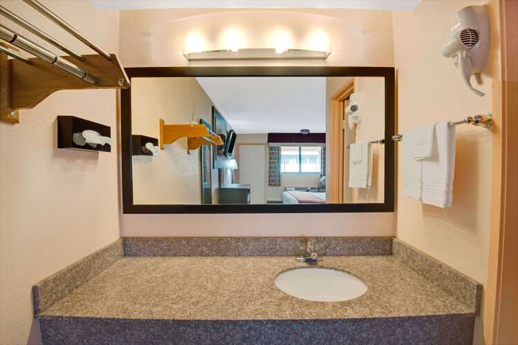 Days Inn By Wyndham Independence - Independence, MO