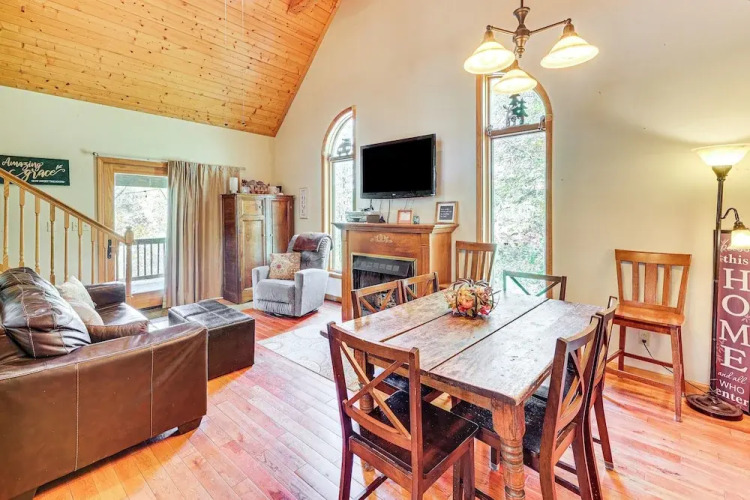 3 Mi To Snowshoe Resort: Cabin W/ Hot Tub - West Virginia