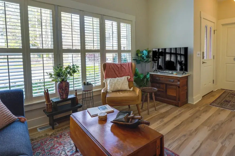 Charming Granville Home W/ Porch - Walk Downtown! - Granville, OH