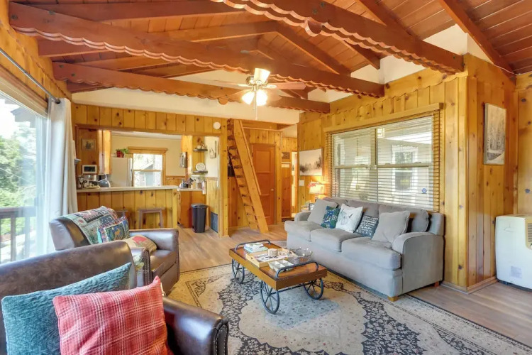 Crestline Cabin: Close To Lake Arrowhead & Skiing - San Bernardino, CA