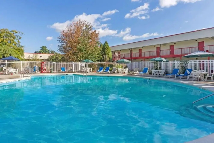 Hilltop Inn & Suites - Yonkers, NY