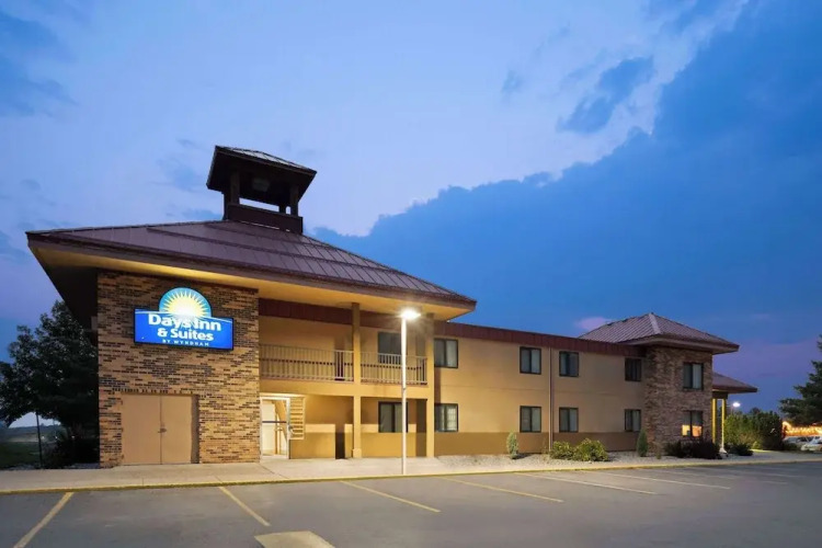 Days Inn & Suites Bozeman - Bozeman, MT