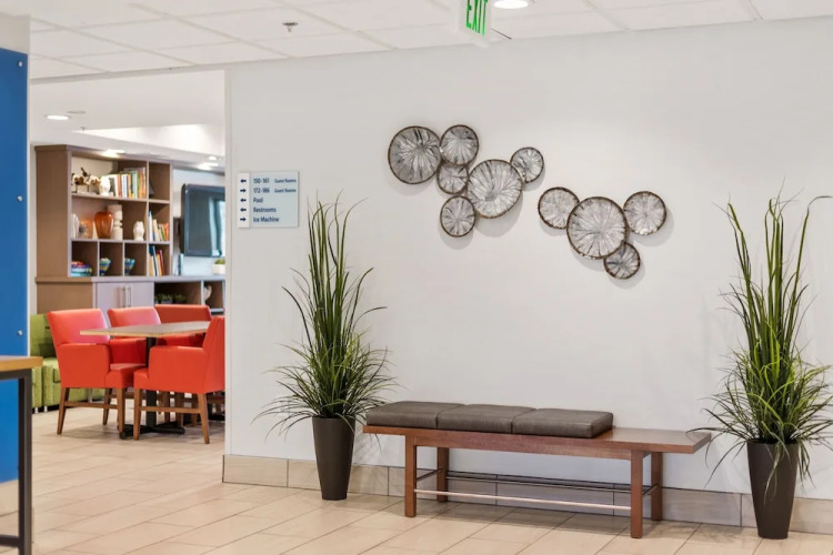 Holiday Inn Express & Suites Salt Lake City West Valley - Salt Lake City, UT