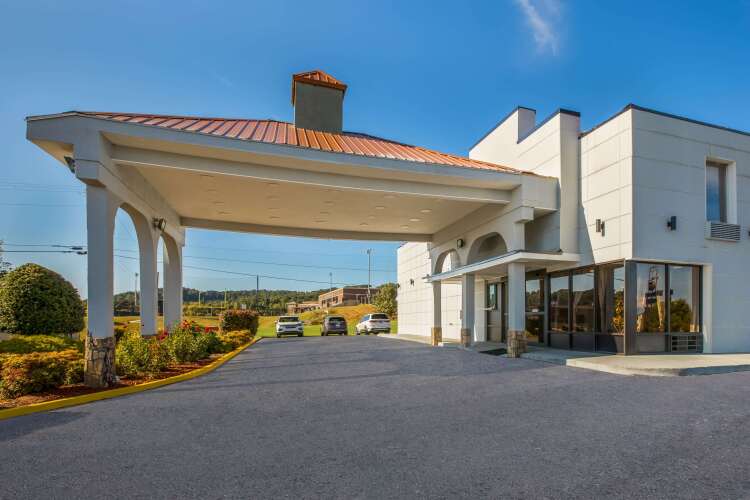 Econo Lodge White Pine Morristown I-81 & I-40 Split - Douglas Lake, TN