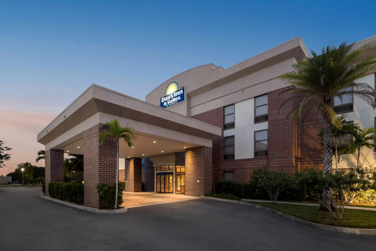 Days Inn & Suites By Wyndham Fort Myers Near Jetblue Park - Fort Myers, FL