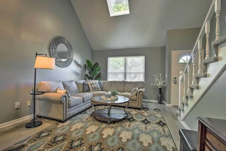 Modern Townhome W/ Fireplace: Near Stoll Park - Shawnee, KS