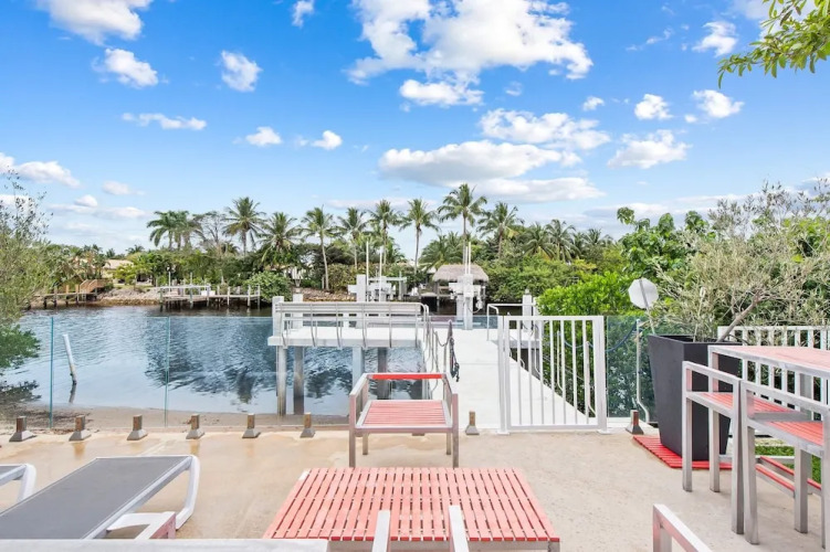Unique Retreat - Unit D: Cool 2nd-floor Retreat - Deerfield Beach
