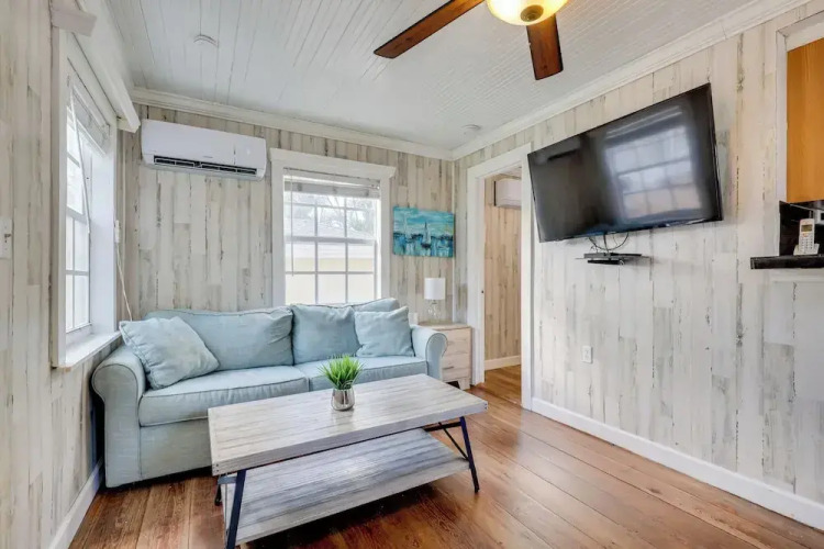 Shared Pool & Backyard: Small & Cozy Guest House - Dania Beach, FL