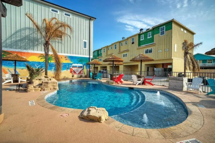 Sleeps 33! 4 Condos, Walk To The Beach, Resort-style Pool, Endless Summer Resort - Port Aransas, TX