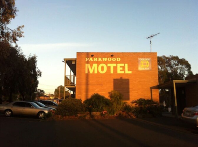 Parkwood Motel And Apartments - 