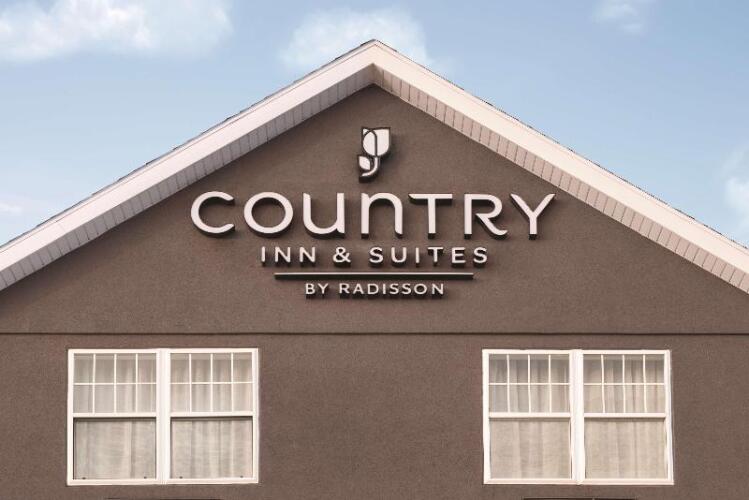 Country Inn & Suites Dubuque - Dubuque, IA