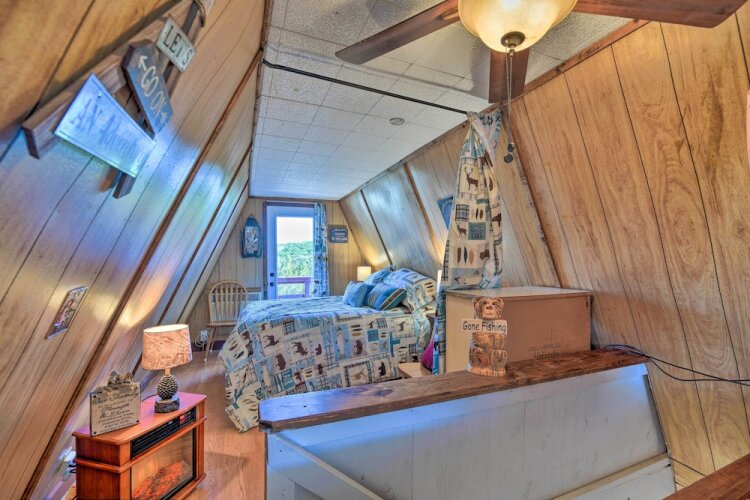 Charming 'Lake Creek Cabin' W/ Pool Access & Decks - Granbury, TX