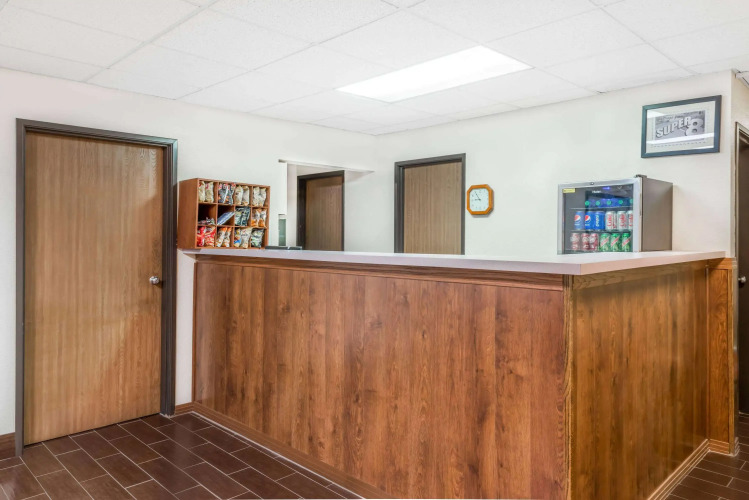 Super 8 By Wyndham Marshall - Illinois