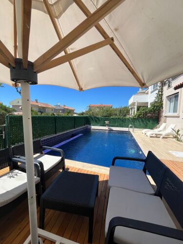 Cesme Aile Dostu Havuzlu Villa - Çeşme