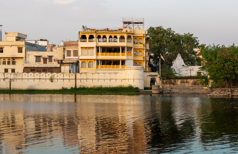 Young Monk Udaipur Jaydurg Haveli Hostel - Udaipur